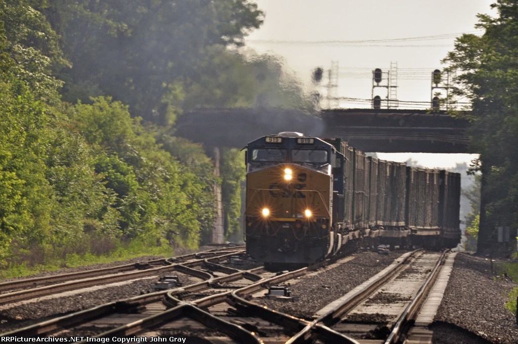 CSXT 919(ES44AC) leads Q703-21